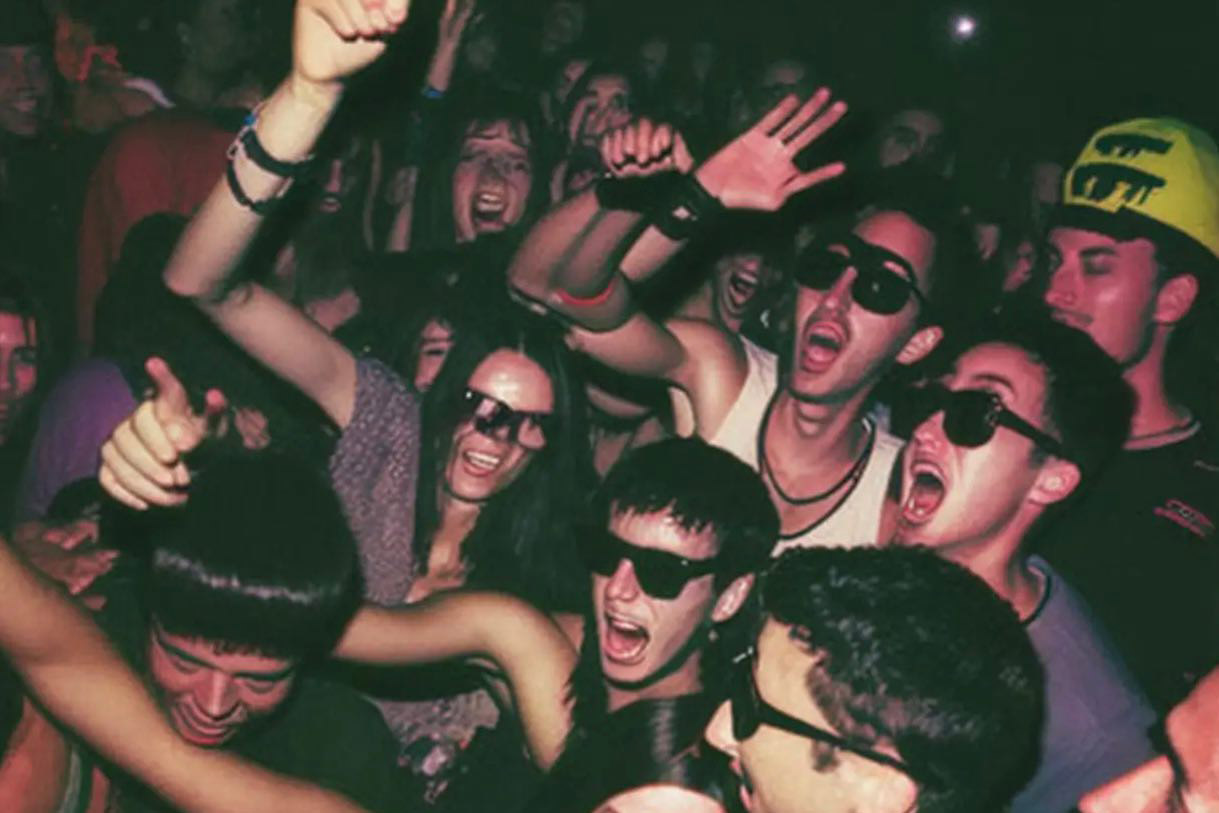 A mesterséges intelligencia szerint ilyen lehetett egy rave 1998-ban ...