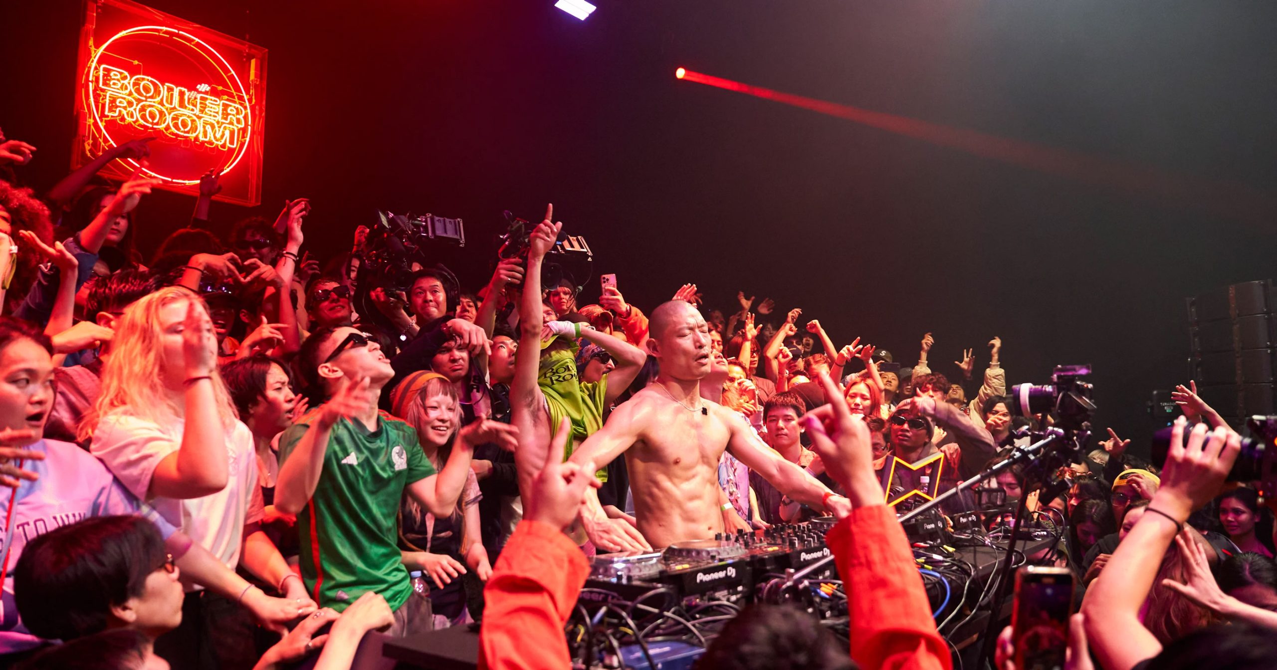 A Boiler Room új királya, nincs gátlása, sem ruhája | Electronic Beats Hungary