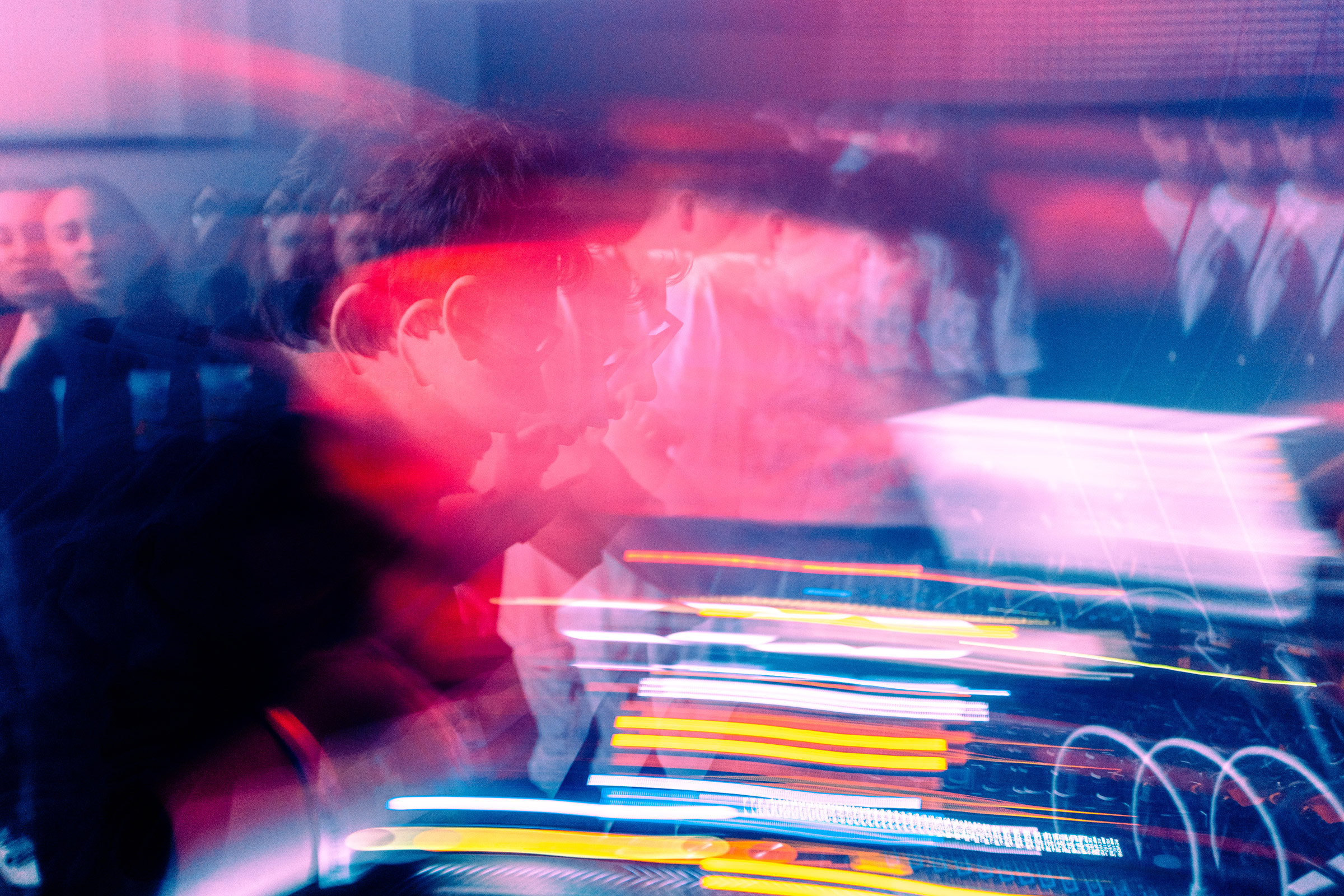 Máris az év magyar lemeze címre pályázgat a sújtó basszus-hyperpopban ...