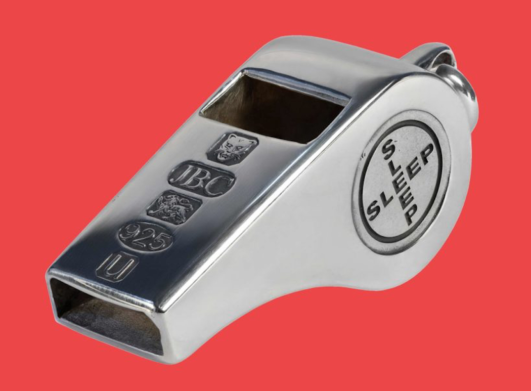 A revenit fluierul, simbol al rave-ului, anarhiei și revoluției ...